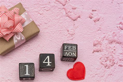 2월 14일날짜가 있는 큐브로 만든 선물 하트 캘린더가 분홍색 배경에 놓여 있습니다 발렌타인 데이 컨셉 플랫 레이 0명에 대한 스톡 사진 및 기타 이미지 Istock