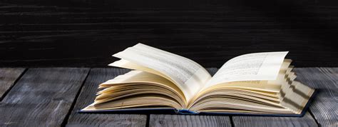 빈티지 오래된 양장본 책 일기 나무 책상 테이블과 그런지 배경 일광에 부채질된 페이지 책 쌓기 다시 학교로 공간 복사 교육 배경 책에 대한 스톡 사진 및 기타 이미지