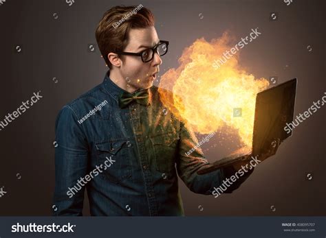 17 573 Imágenes De Computer Exploding Imágenes Fotos Y Vectores De Stock Shutterstock