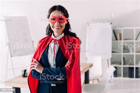 사무실에서 교차 팔 케이프 및가 면 서 매력적인 슈퍼 사업가 슈퍼히어로에 대한 스톡 사진 및 기타 이미지 슈퍼히어로 여자