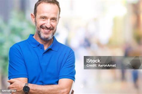 중간 나이 격리 된 배경 행복 얼굴 교차 팔 카메라 보고 웃 고 노인의 수석 남자 긍정적인 사람입니다 긍정적인 감정 표현에 대한 스톡 사진 및 기타 이미지 Istock