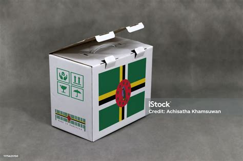흰색 상자에 도미니카 플래그와 깨지기 쉬운 기호와 국가 플래그 바코드 도미니카에서 수출 거래의 개념 0명에 대한 스톡 사진 및