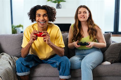 현대 의 다민족 고정 관념없는 커플 라이프 스타일 순간 집에서 게이머에 대한 스톡 사진 및 기타 이미지 게이머 젊은 커플