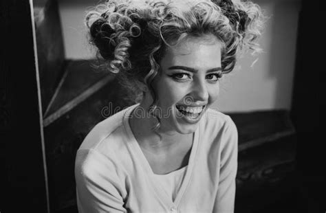 Feliz Y Bella Chica Sonriendo Con El Pelo Rizado Rojo Chica Sonriente Con Pelo Rizado Brillante