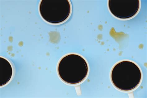 파란 배경에 뜨거운 검은 커피 한 잔과 함께 아침을 일하는 사업가 테이블에 커피 얼룩 상단 보기 복사 공간 모형 플랫 레이