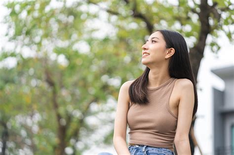 햇빛 아래 야외에서 웃고 있는 아름다운 젊은 여성의 행복한 느낌 여성과 아름다운 미소의 꽤 매력적인 얼굴 그녀는 긍정적 인 사고와 성공입니다 보기 정적 활동에 대한 스톡