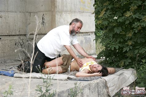 Alter Senior Penner Findet Einen Teenager Und Fickt Sie Wild Im Freien Porno Bilder Sex Fotos