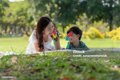 아시아 가족 데 재미 어머니 과 그녀의 아들 재생 풍차 에 함께 2명에 대한 스톡 사진 및 기타 이미지 2명 가족 남성 Istock