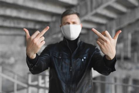 V Para Longe Daqui Jovem Homem Irritado Com M Scara M Dica Cir Rgica Mostrando Foda Sinal Na