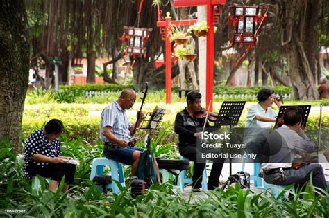 중국 광 동에 있는 산 터 우 또는 스와 토우 시 공원에서 클래식 악기 콘서트를 연주하는 옛 중국인 들이 친구 들을 만나고 노래를 부른다 Classical Concert에