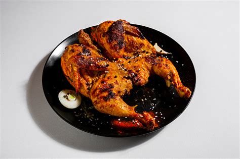 흰 바탕에 접시에 후추 옥수수 파프리카 소금 양파 백리향 및 마늘을 곁들인 프라이드 치킨 담배 0명에 대한 스톡 사진 및 기타 이미지 Istock