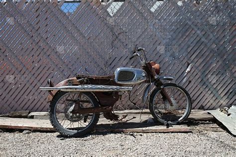 旧的摩托车。近距离