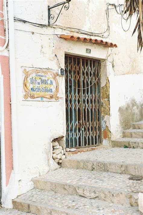 집 밖의 건물 외관 게이트 경치 고요한 그림 같은 기이 한 기이 한 마을 녹지 농촌의 담쟁이덩굴 돌 돌의 아치 길 러스틱 마을 매력적인 문화
