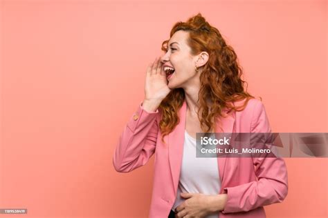 빨간 머리 여자 에 정장 위에 고립 된 핑크 벽 외침 와 입 넓은 열린 말하기에 대한 스톡 사진 및 기타 이미지 말하기