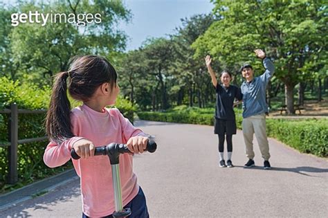 어린이 나이 유치원생 소녀 가족 인간관계 퀵보드 특이한운송수단 응원 함께함 컨셉 부모 가족구성원 이미지 Jv13650920 게티이미지뱅크