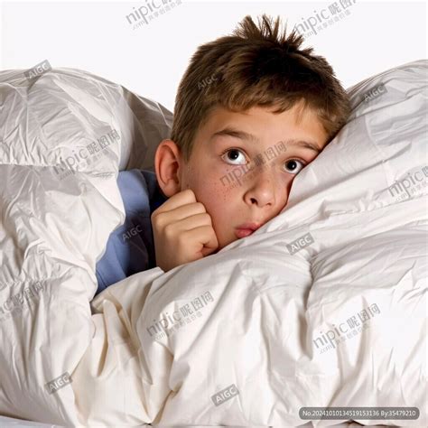 Ai创作图睡觉人物素材 男童家纺 躺卧人物素材 冬被样机 蜷缩成一团的小男孩 儿童枕头被子图案 抱枕图案男孩 瞌睡虫男孩 小学生睡午觉 被套枕套抱枕服装印花 小男孩打呼噜 赖床居家卡通创意