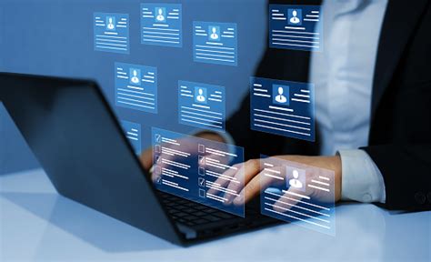 직원은 온라인 설문 조사 양식을 작성하고 테스트 질문에 답해야합니다 클립보드에 표시된 검사 목록 인적 자원 및 관리 개념 제어에