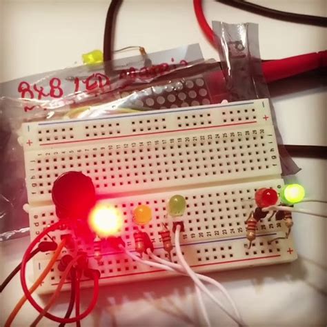 simulando um semÁforo de trÂnsito de carros e pedestres com arduino