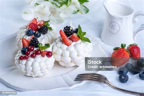 섬세 한 흰 접시에 신선한 딸기와 머 랭 디저트 파블로 바입니다 축제 웨딩 케이크입니다 거품 내기에 대한 스톡 사진 및 기타 이미지 Istock