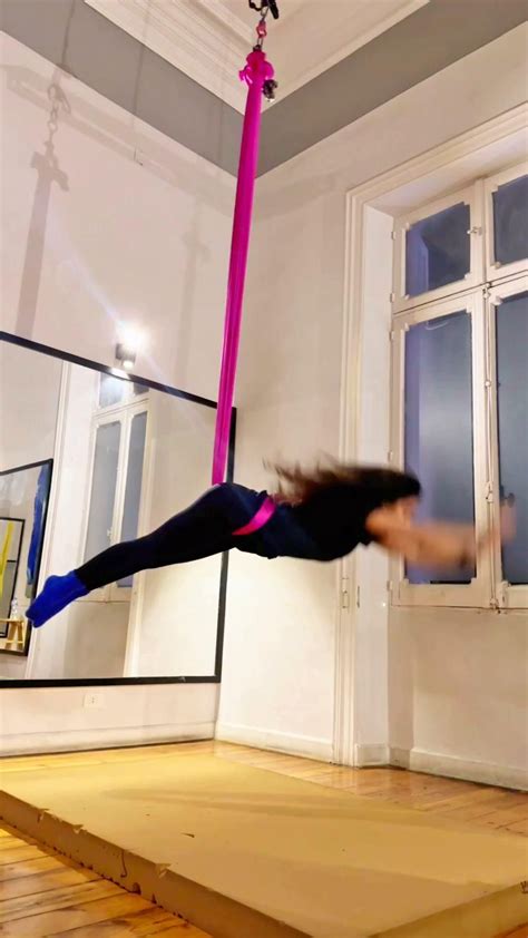 Зрелищный элемент на воздушных полотнах воздушная гимнастика акробатика Гимнастические