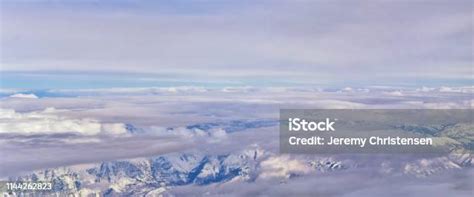 과 사치 전면로 키 산맥의 비행기에서 조감도는 프로 보 파 밍 턴 바운티 풀 오 렘 및 솔트레이크 시티의 도시 도시를 포함 하 여 겨울에 눈 덮인 봉우리와 함께 미국 유타