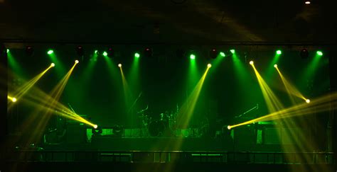 파티 음악 댄스 축제 공연을위한 디스코 펍 클럽 바 배경에서 다채로운 조명 레이저 빔 스포트라이트 쇼와 빈 무대 콘서트