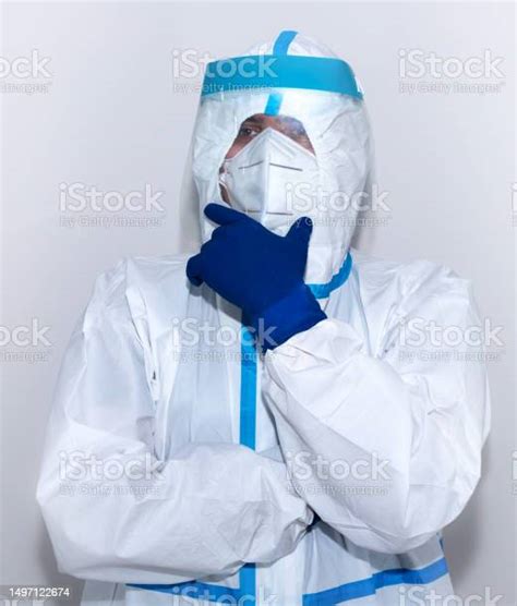 의료 보호복 고글 마스크 장갑을 착용한 의사 바이러스 전염병에 의한 보호 메르스 코로나바이러스 헬스케어 개념 25 29세에 대한 스톡 사진 및 기타 이미지 Istock