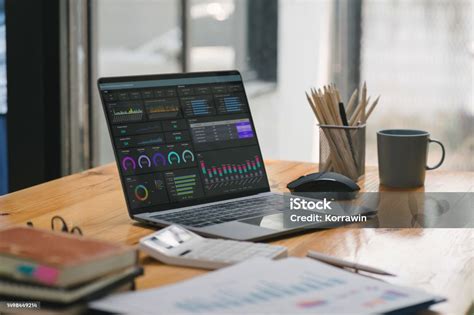 대시보드 화면의 비즈니스 데이터 분석 소프트웨어 투자 응용 프로그램은 컴퓨터 화면에 비즈니스 판매 및 이익을 표시하여 마케팅 계획 결정에 대한 조언을 제공합니다 25 29