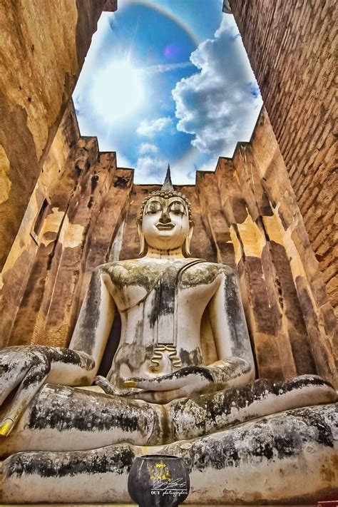 ภาพหาชมยาก พระอาทิตย์ทรงกลดเหนือพระอจนะ วัดศรีชุม ปรากฏการณ์ธรรมชาติที่น่าอัศจรรย์