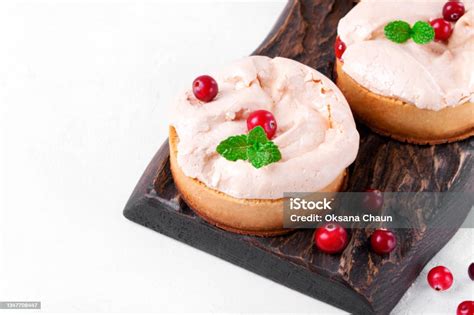 작은 머랭 파이 와 베리 커드 에 쇼트 크러스트 페이스트리 0명에 대한 스톡 사진 및 기타 이미지 0명 거품 내기 과일