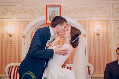 Free Photo Passionate Couple Giving A Kiss