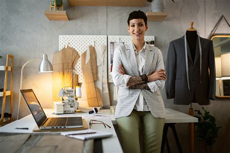 디자인 스튜디오에서 자신감 넘치는 백인 여성 패션 디자이너의 초상화 패션 디자이너에 대한 스톡 사진 및 기타 이미지 패션 디자이너 카메라 보기 산업 Istock