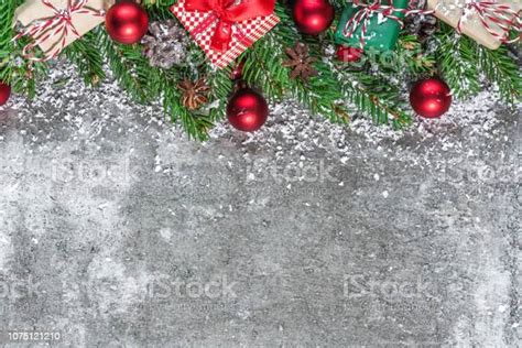 전나무 장식 선물 상자 지점과 눈으로 덮여 돌 테이블에 소나무 콘으로 만든 크리스마스 장식 0명에 대한 스톡 사진 및 기타 이미지 Istock