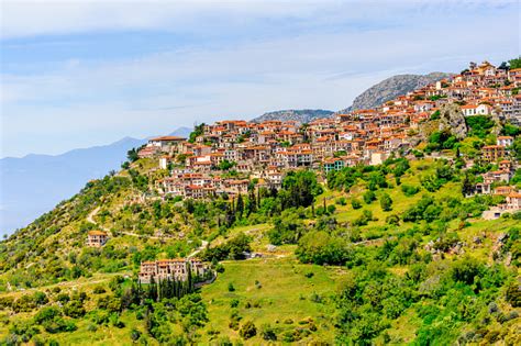 Arachova 그리스의 집 들입니다 파 산 그리스의 녹색 사면에 있는 마 건축에 대한 스톡 사진 및 기타 이미지 건축 계곡 관광 Istock