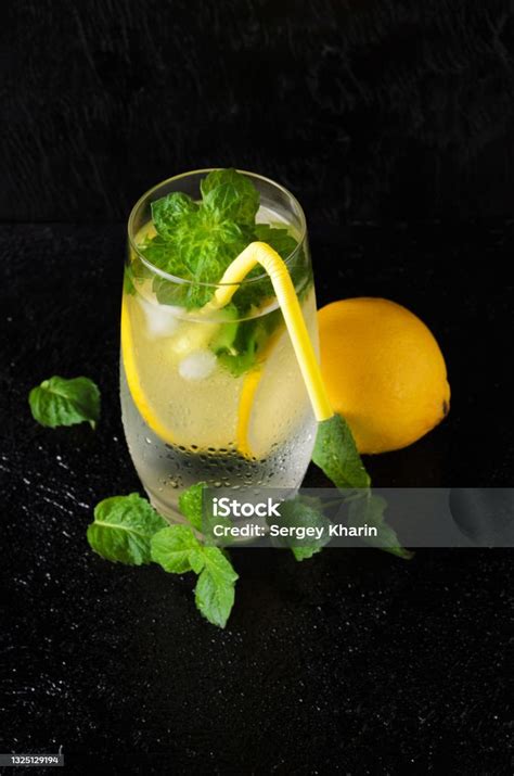 레몬 민트 잎 얼음이 있는 커다란 물한잔이 물방울로 덮여 있습니다 0명에 대한 스톡 사진 및 기타 이미지 0명 감귤류 과일 검은색 Istock