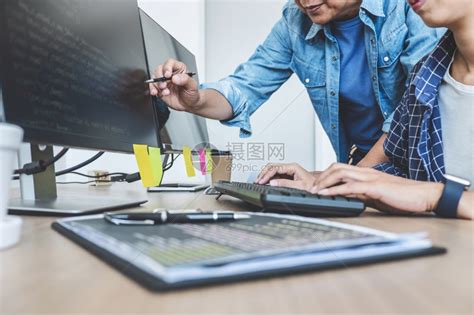两名专业程序员在公司台式计算机开发软件的网址项目上合作工2名专业程序设计员负责公司台式计算机开发软件的网址项目设计师团队出去高清图片下载 正版