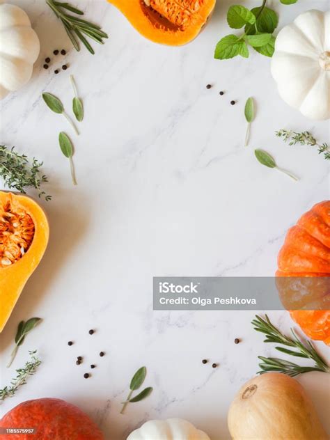 대리석 배경 상단보기에 다양한 크기와 색상과 다른 원시 허브와 향신료의 호박 프레임 복사 공간 가을에 대한 스톡 사진 및 기타 이미지 Istock