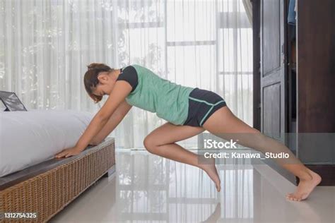 Wanita Indonesia Lakukan Latihan Pendaki Gunung Menggunakan Tempat