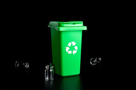 쓰레기 유리 정렬 쓰레기 쓰레기를 폐기하고 환경을 절약하기 위해 용기를 보관하십시오 재활용 유리를 위한 녹색 쓰레기통은 검은 색