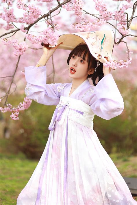 예술언어 고양이 귀를 가진 소녀가 찹쌀을 먹는다 V PH