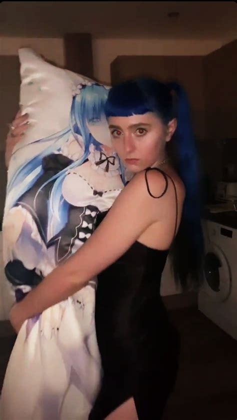 Pin De Bs Cemetery Em Ashnikko Cantores Artistas Crushs