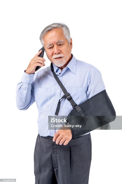 은퇴 한 아시아 노인 부러진 팔 착용 팔 부목 치료 자신감있는 라이프 스타일 노인 남성 아프고 의료를 위해 전화 사용 70 79세에 대한 스톡 사진 및 기타 이미지 Istock