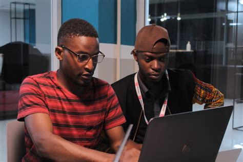 무료 이미지 토론 컴퓨터 행복 디자인 안경 과학 기술 장난 적응 전자 기기 대화 사무직 노동자 일