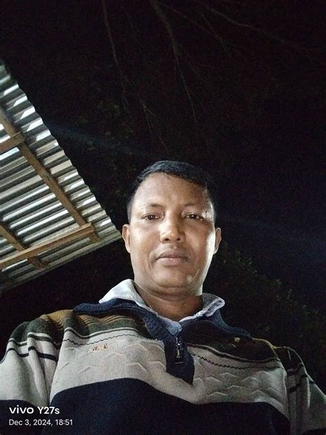 অবসর সময়ে বন্ধুর আড্ডা।