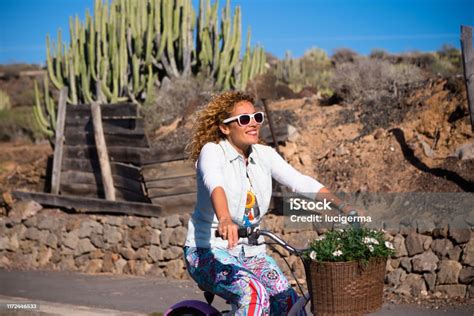 태양과 자전거를 즐기는 곱슬 머리를 가진 행복한 사람들 한 사랑스러운 여자 캐주얼 빈티지 스타일 선인장과 푸른 하늘 배경에 40 44세에 대한 스톡 사진 및 기타 이미지