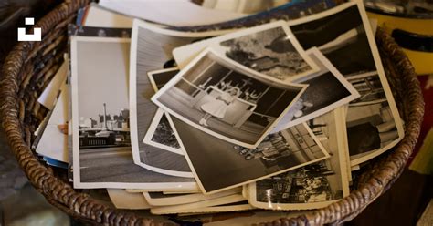 테이블 위에 많은 그림으로 가득 찬 바구니 사진 Unsplash의 무료 필름 이미지