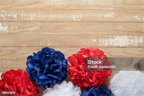 7 월 4 일 배경 미국 종이 팬 빨강 파랑 흰색 별 풍선 흰색 나무 배경에 금색 색종이 행복한 노동절 독립 또는 대통령의 날 미국 국기 색상입니다 평면도 0명에 대한 스톡