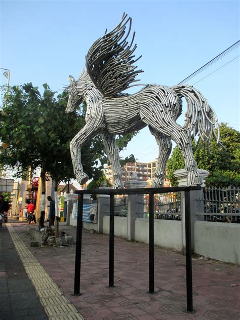 Karya Seni Patung Berjalan Menelusuri Jejak Karya Seni Rupa Yang Eksentrik PerpusTeknik