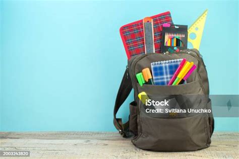 테이블 위에 다양한 컬러풀한 문구류가 있는 배낭 하늘색 배경입니다 학교로 돌아 가기 신학기에 대한 스톡 사진 및 기타 이미지 신학기 배낭 배경 주제 Istock