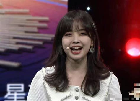 王冰冰直播开场主持状态在线 露甜美笑容可爱迷人 搜狐大视野 搜狐新闻